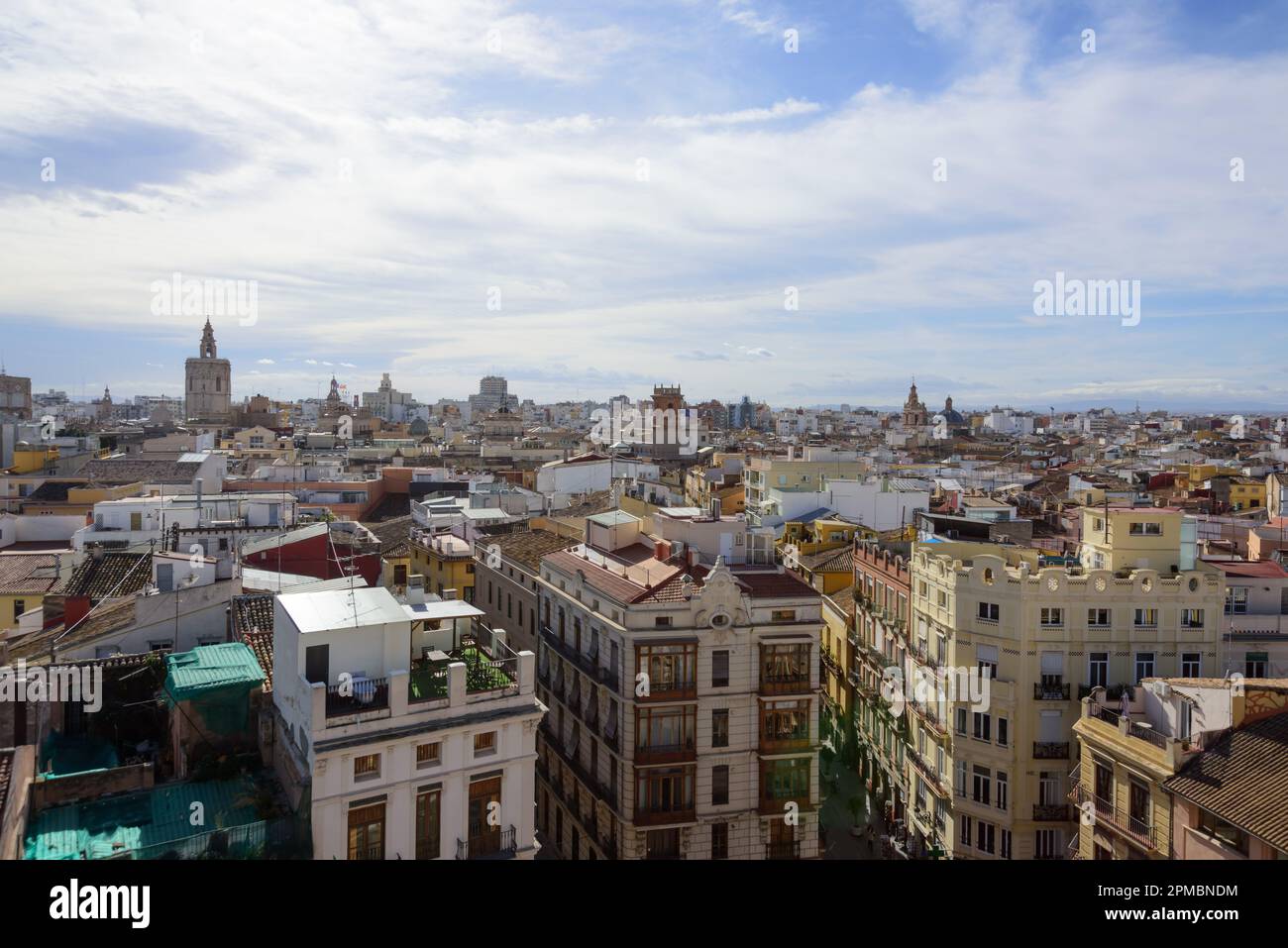 Spanien, Valencia, Stadtpanorama von Torres de Serranos // Spain ...