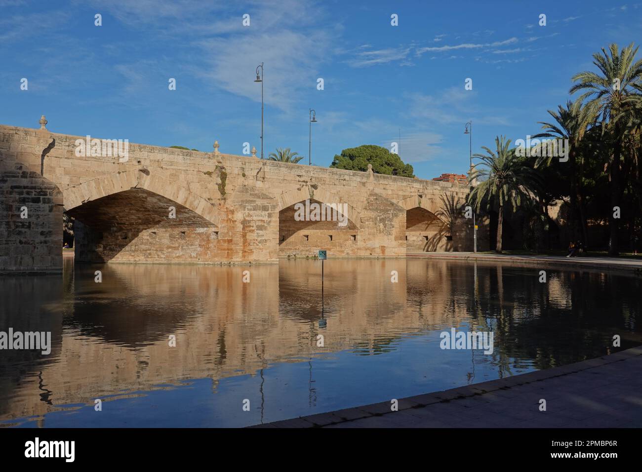 Spanien, Valencia, Park im trockengelegten Flussbett des Turia, Pont de ...