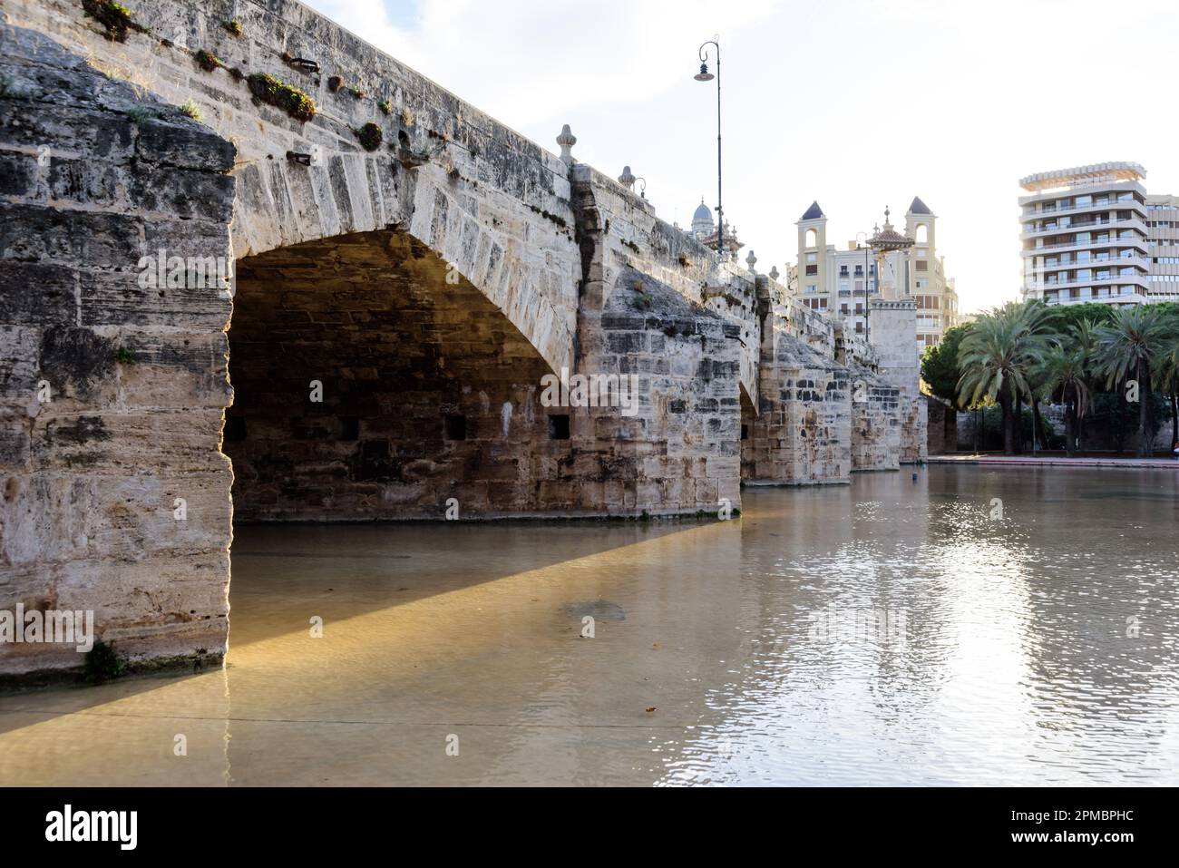 Spanien, Valencia, Park im trockengelegten Flussbett des Turia, Pont de ...