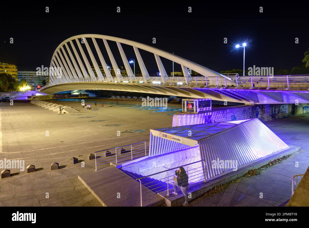 Spanien, Valencia, Alameda-Brücke und Abgang zur U-Bahn-Station von ...