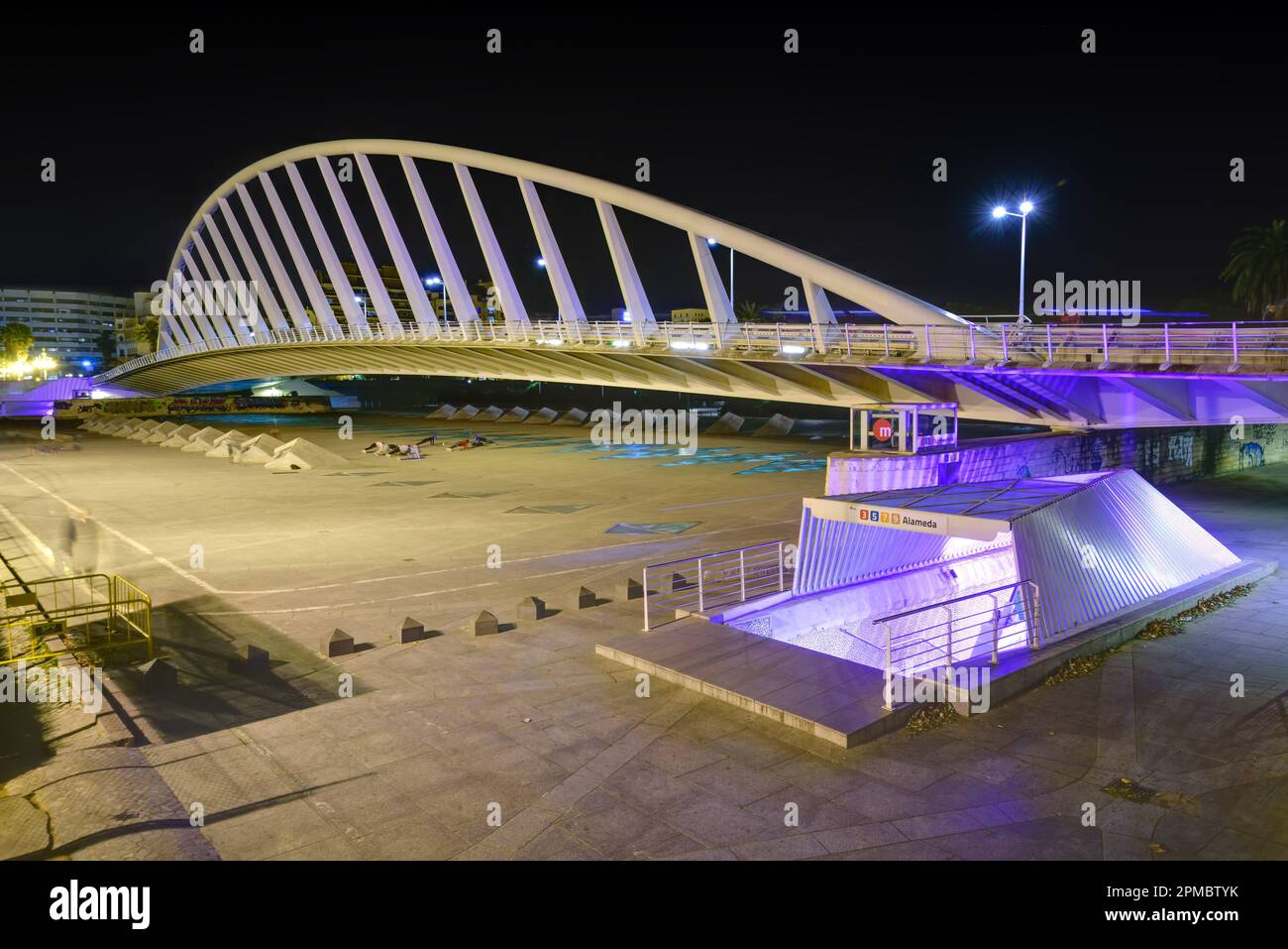 Spanien, Valencia, Alameda-Brücke und Abgang zur U-Bahn-Station von ...