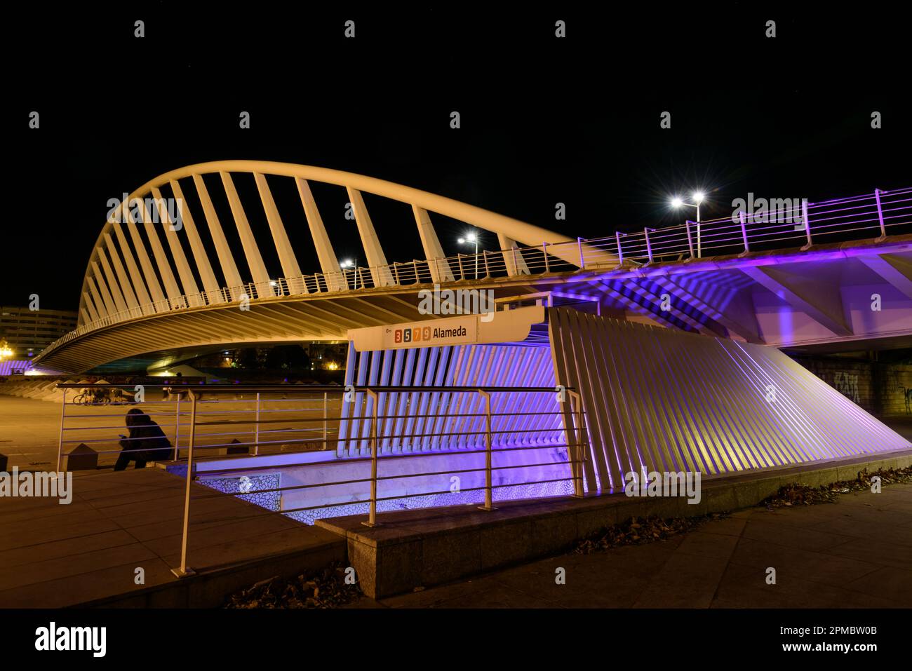 Spanien, Valencia, Alameda-Brücke und Abgang zur U-Bahn-Station von ...