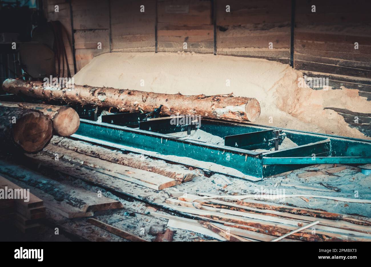 Process processing sawing pine boards hi-res stock photography and ...