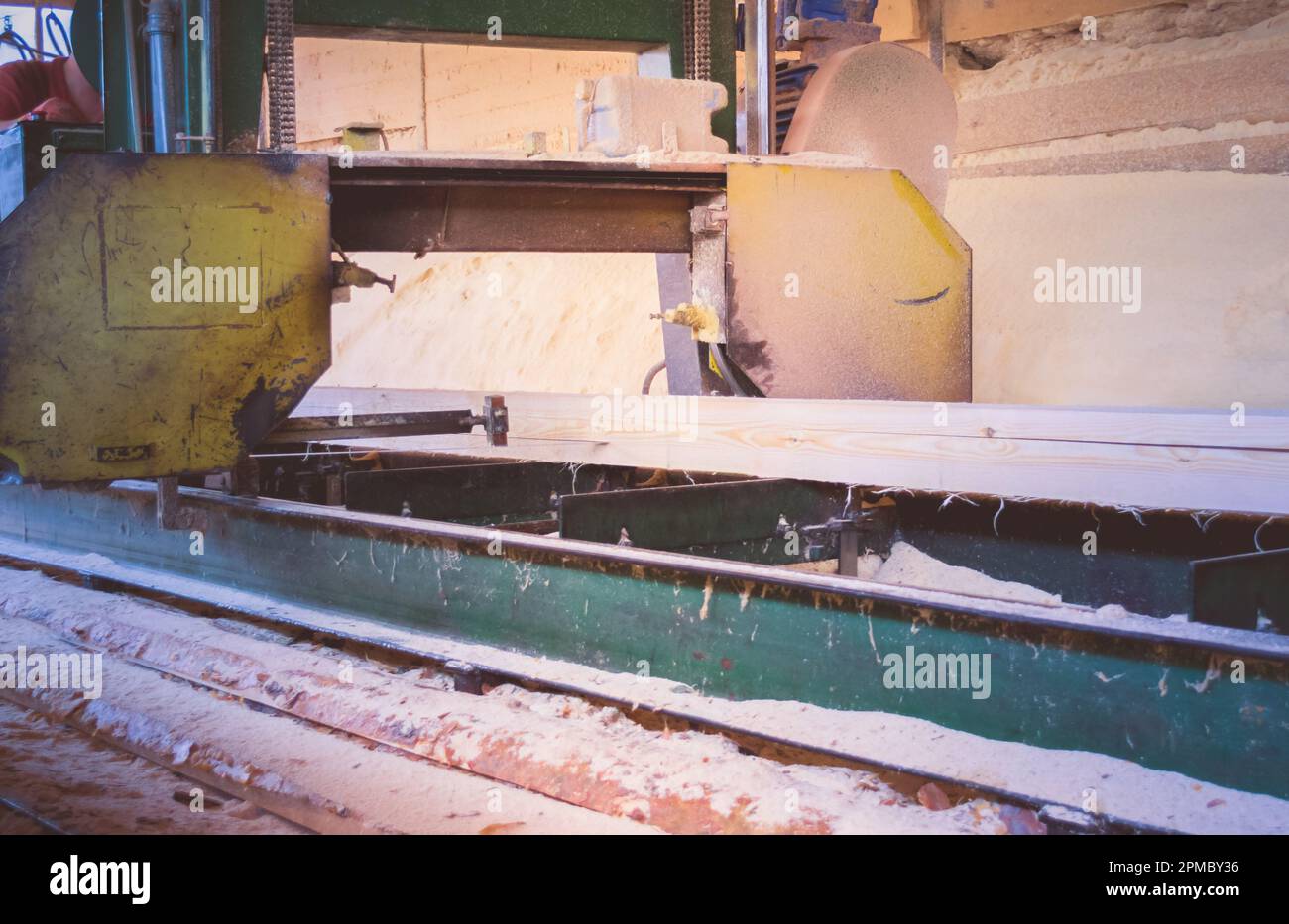 Process processing sawing pine boards hi-res stock photography and ...