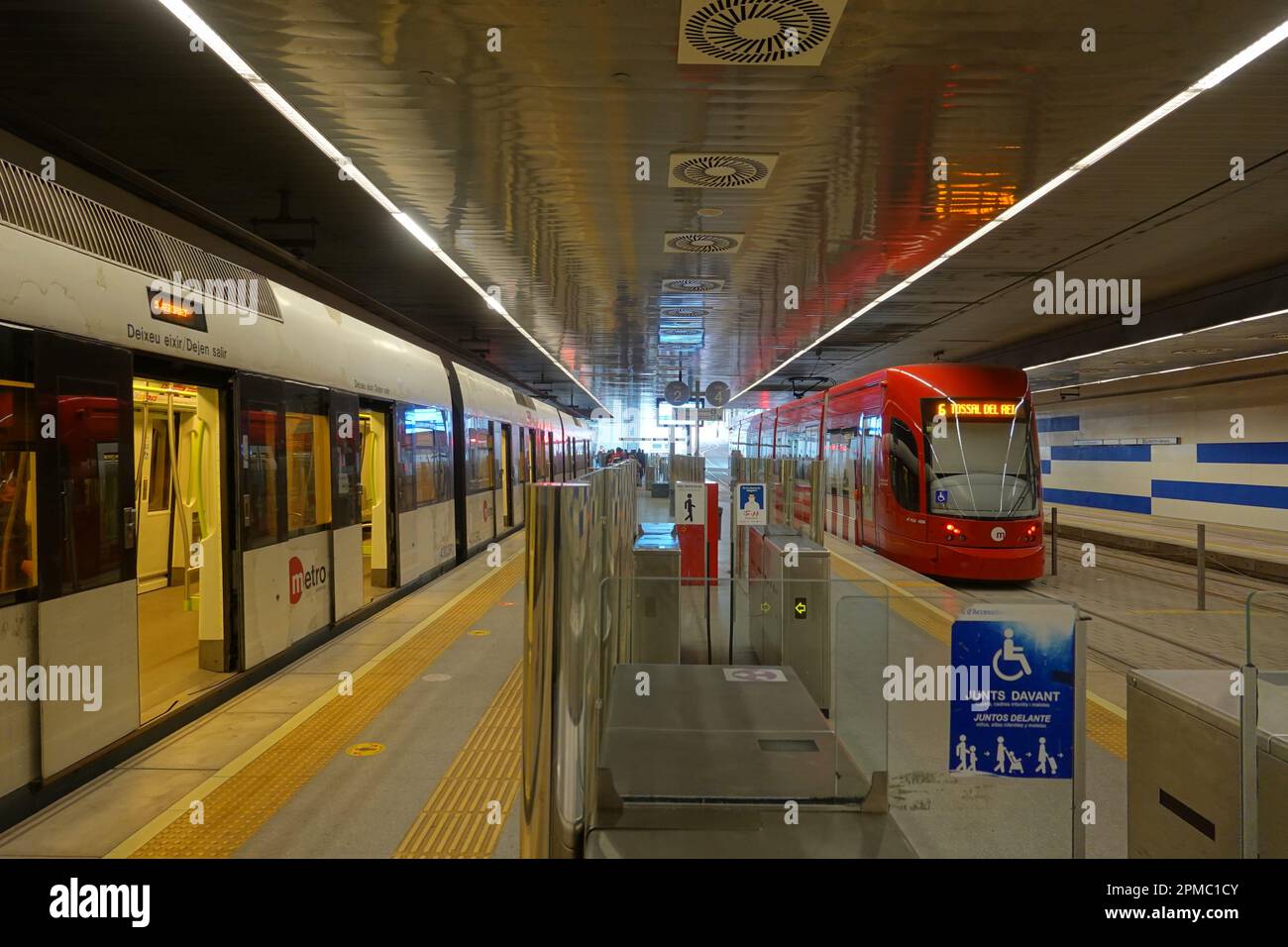 Valencia, U-Bahn, Umsteigestation Maritim, Bahnsteiggleiches Umsteigen ...