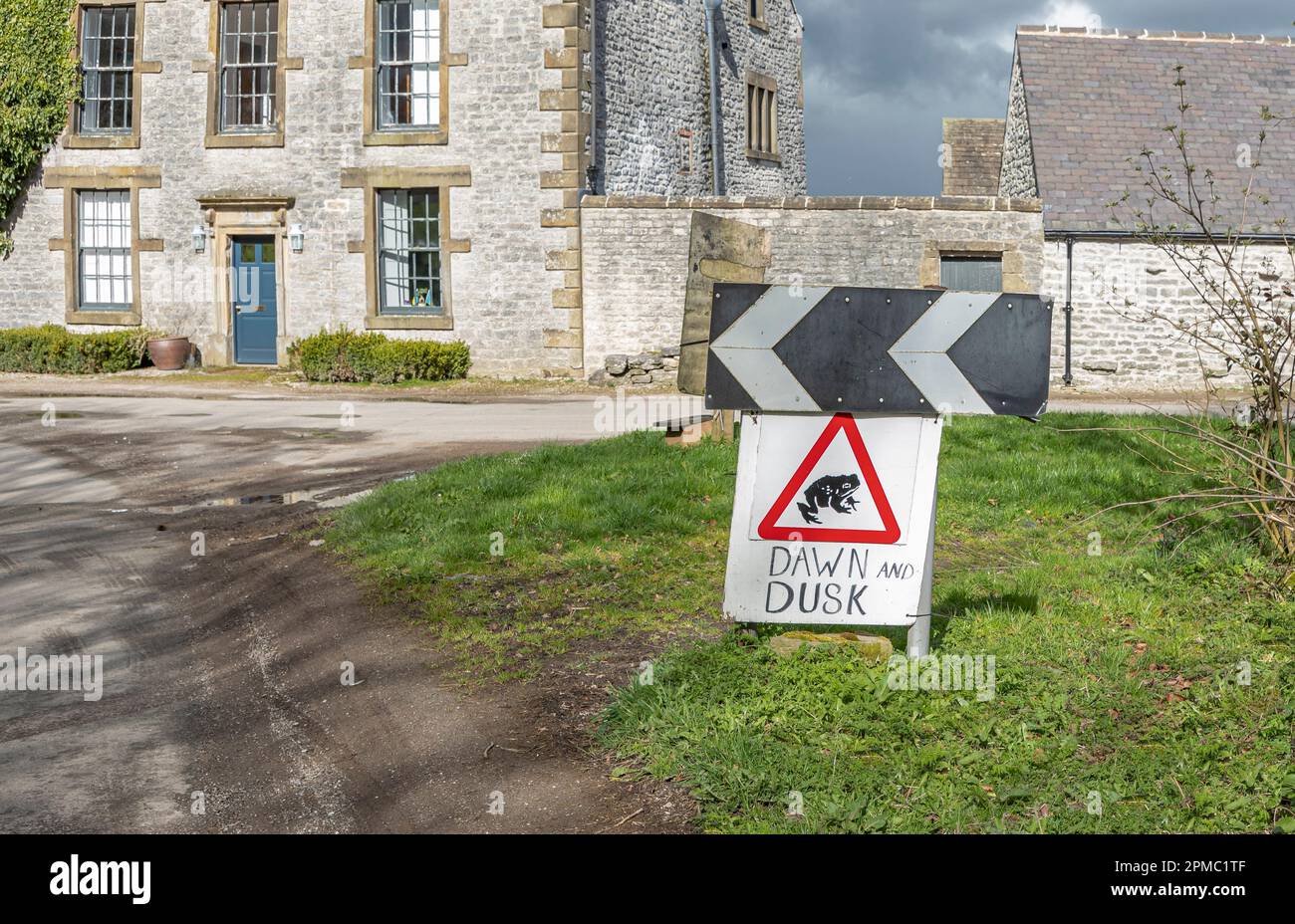 Sign warning of toads on the road using a ed triangle and a picture of ...