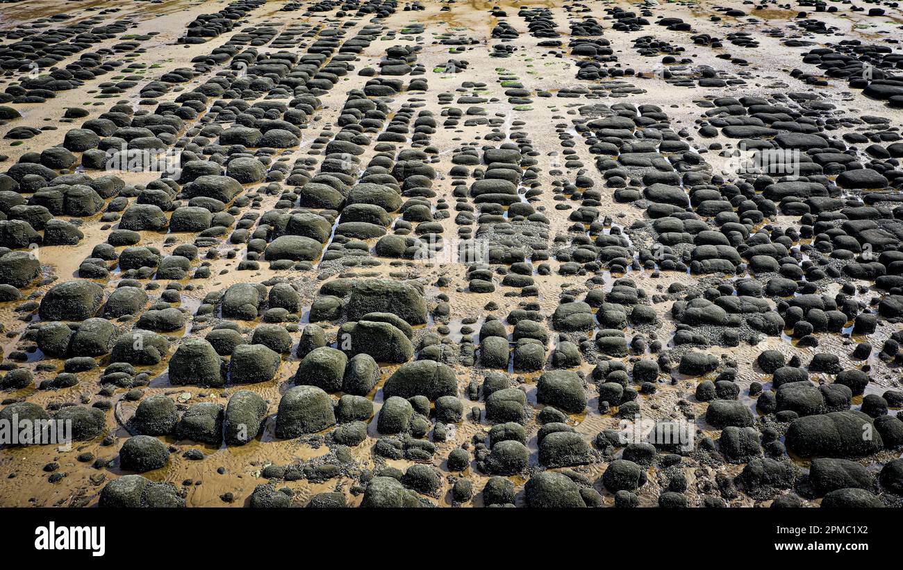 Boulders during low tide on the Hunstanton beach cliffs Stock Photo - Alamy