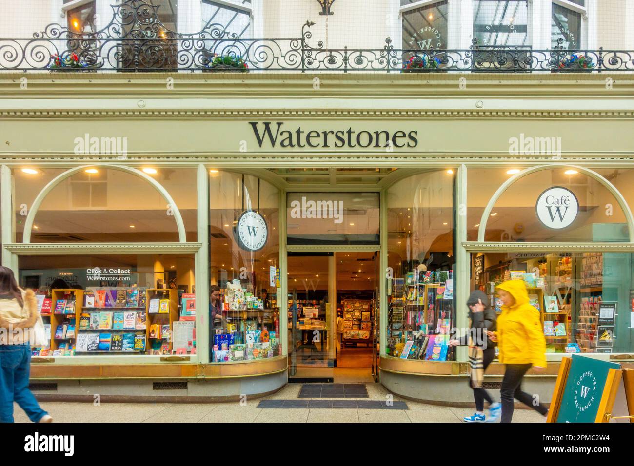 Book shop front hi-res stock photography and images - Alamy