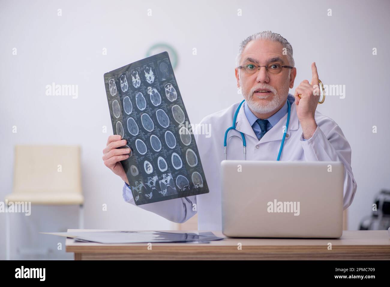 Old doctor radiologist working hi-res stock photography and images - Alamy