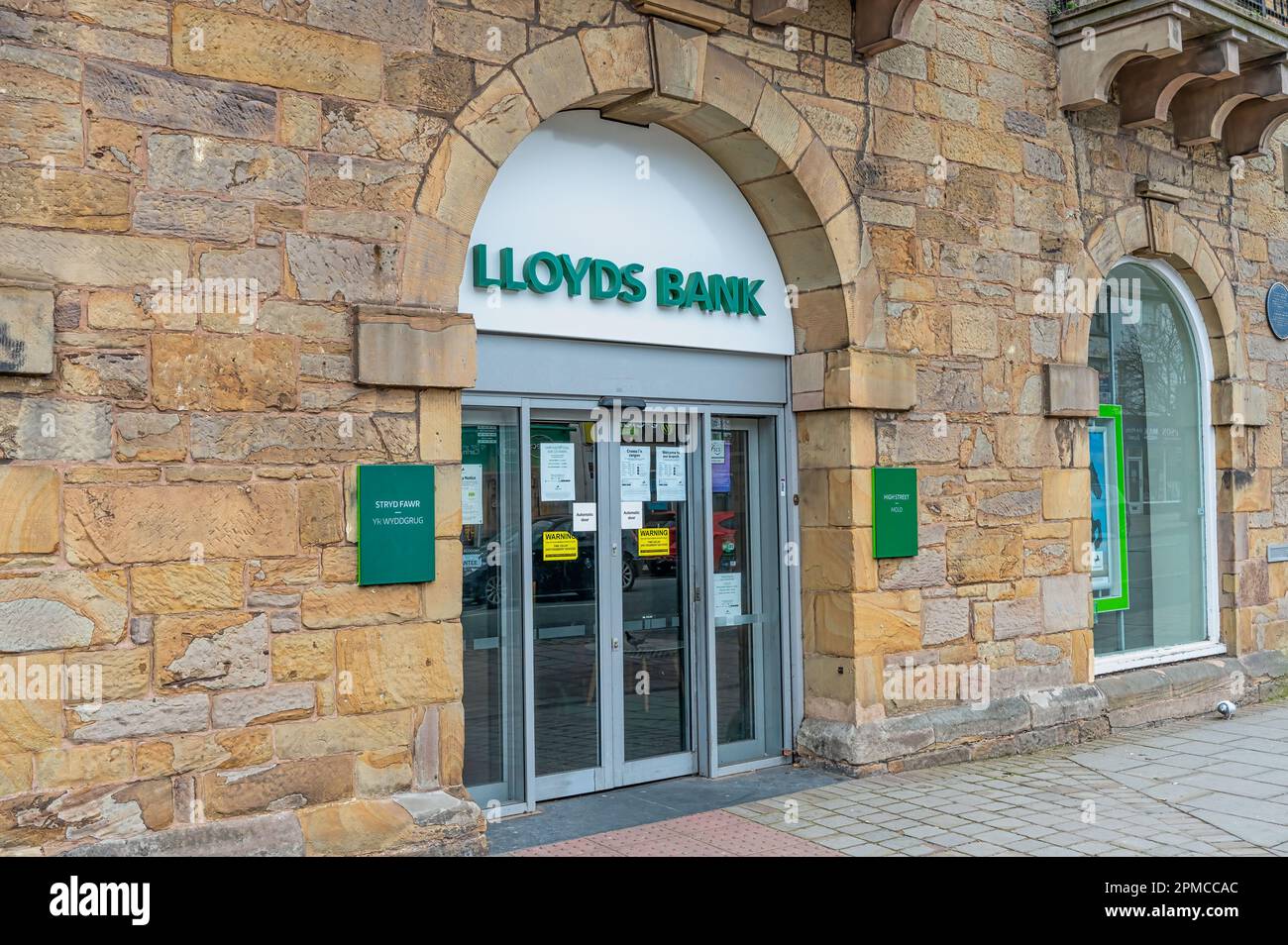 MOLD, WALES, UK, 9TH APRIL 2023: Front entrance to a Lloyds bank branch ...
