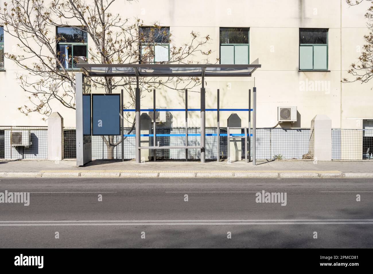 Green park bus stop hi-res stock photography and images - Alamy