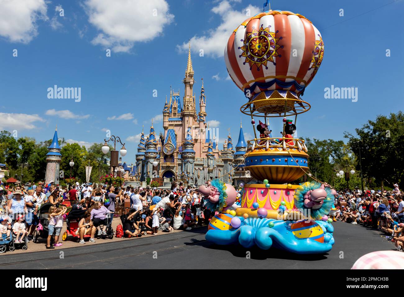 The iconic parade from Disney characters past the Cinderella Castle at ...