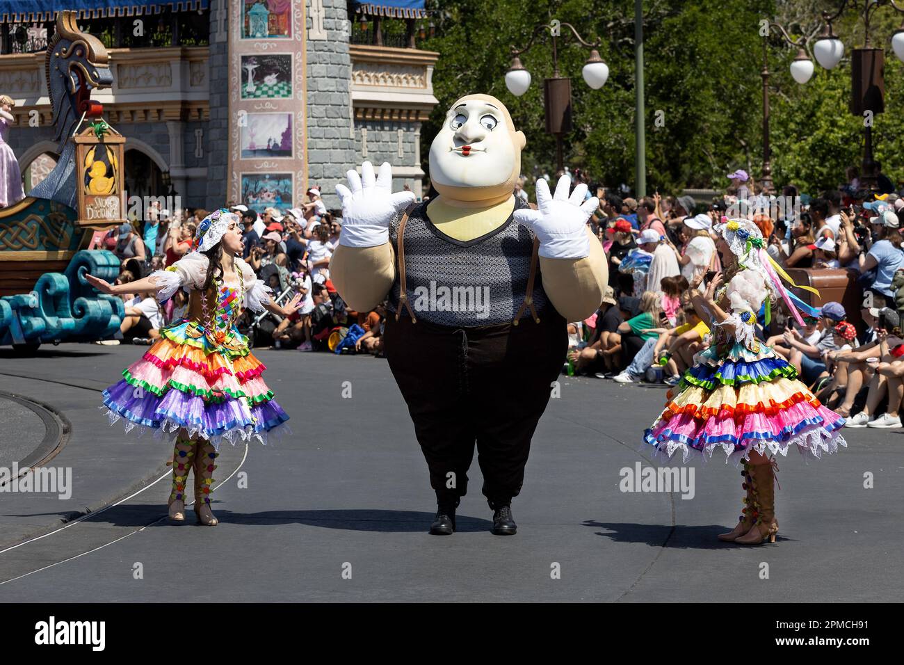 The iconic parade from Disney characters past the Cinderella Castle at ...