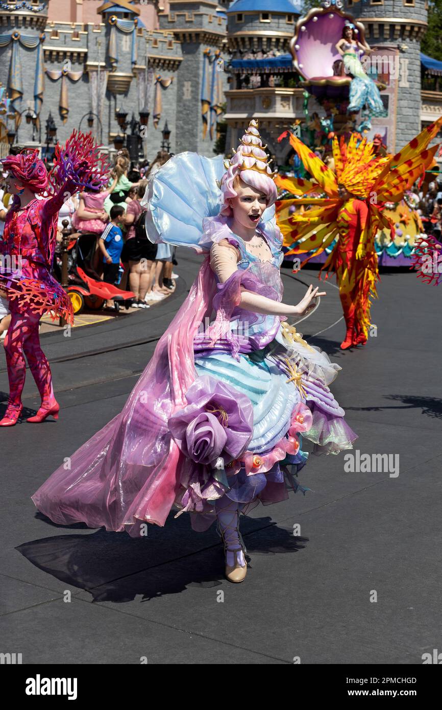 The iconic parade from Disney characters past the Cinderella Castle at ...