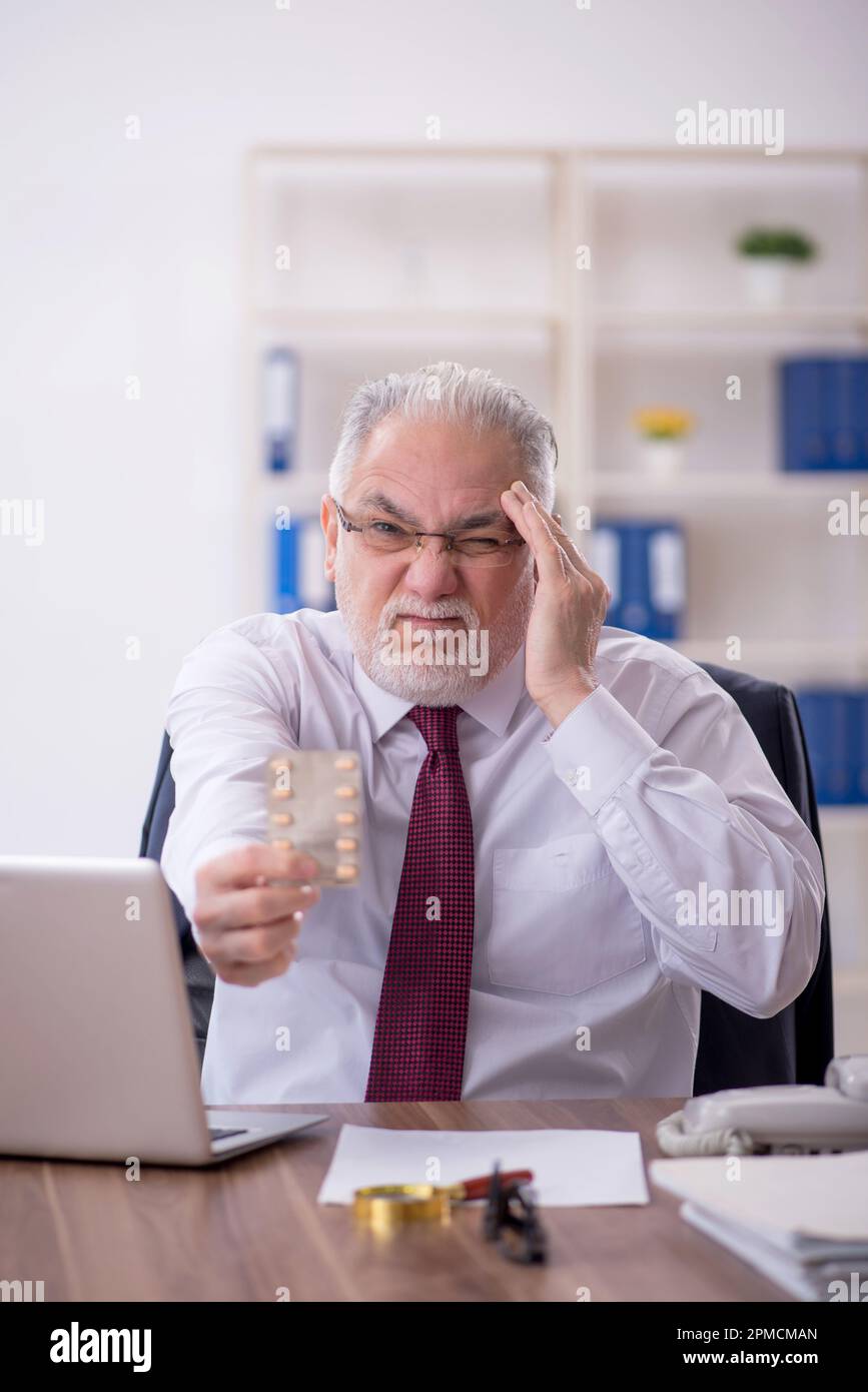Painkillers and paperwork hi-res stock photography and images - Alamy