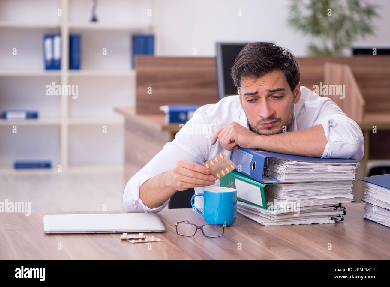Painkillers and paperwork hi-res stock photography and images - Alamy