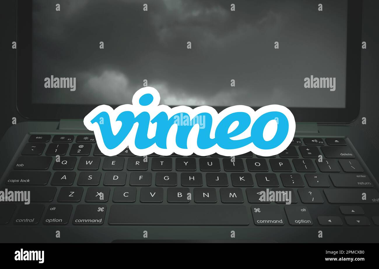 Vimeo 3d logo hi-res stock photography and images - Alamy