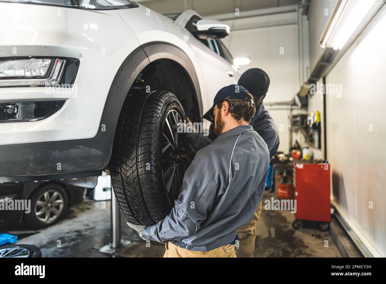 Team auto mechanics two hi-res stock photography and images - Alamy