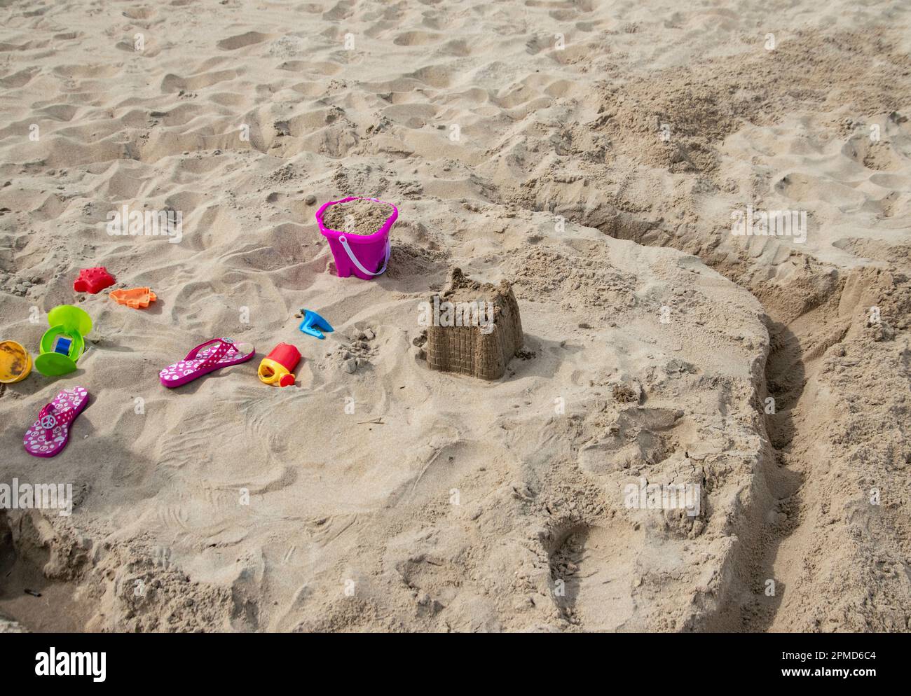 Building sand castles hi-res stock photography and images - Alamy