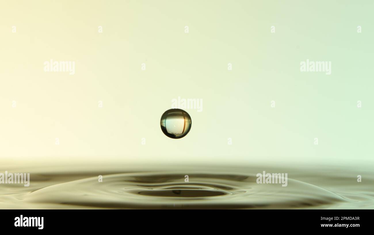 Single water droplet suspended above ripples on a soft gradient ...