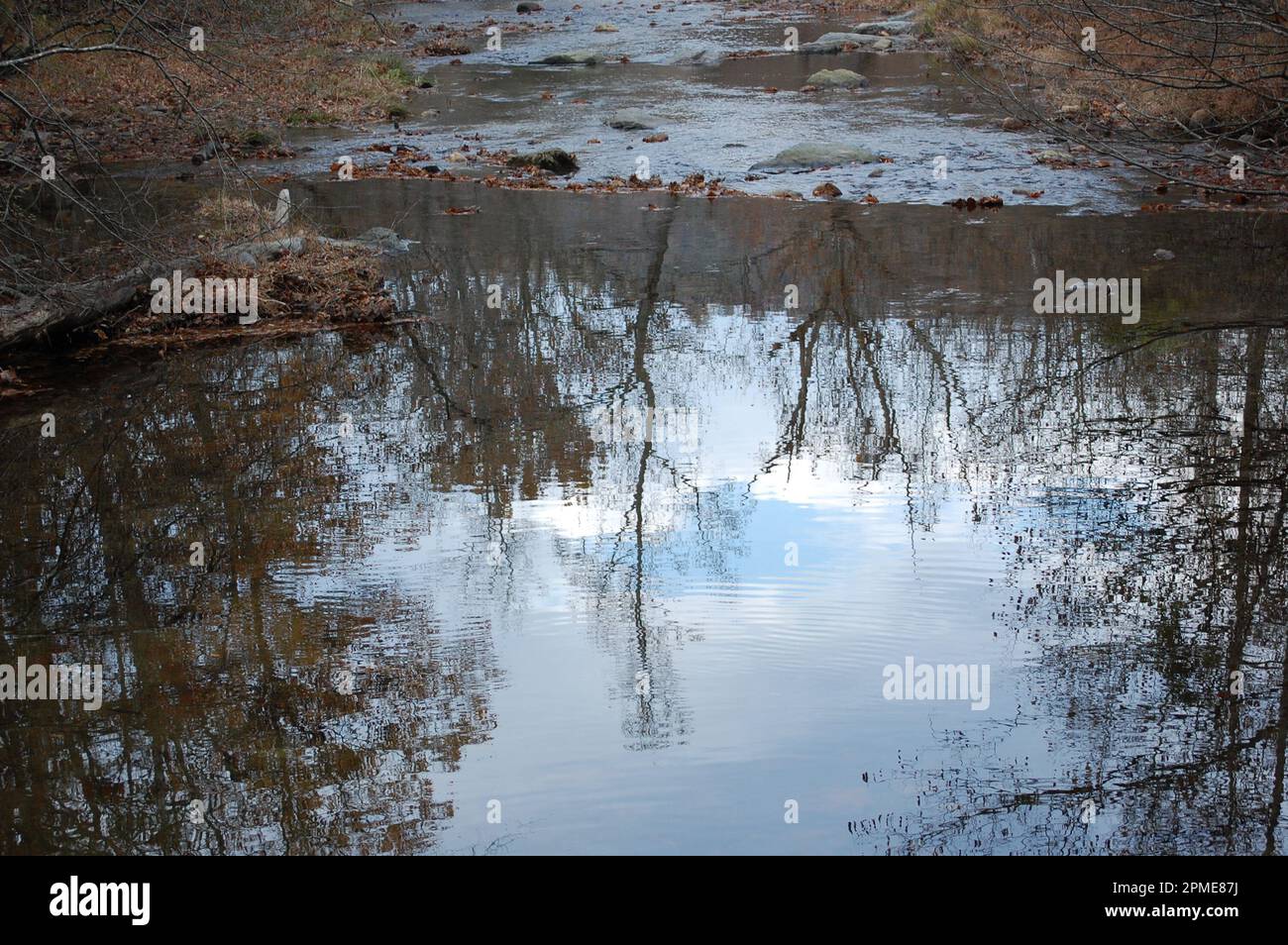 Reflections creek hi-res stock photography and images - Alamy