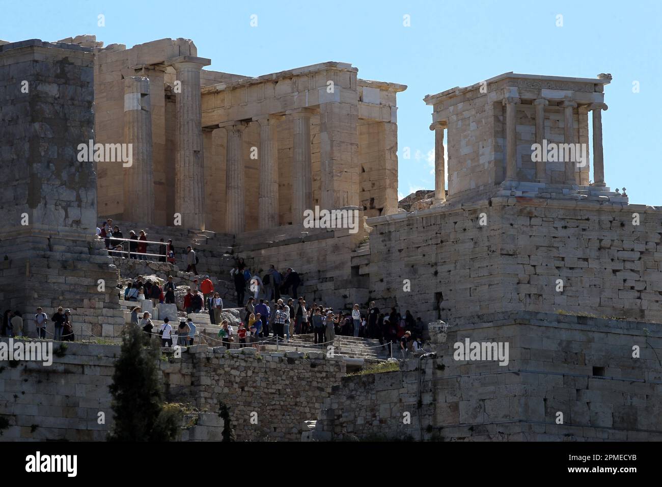 Crowd of tourists in Acropolis hill Stock Photo - Alamy