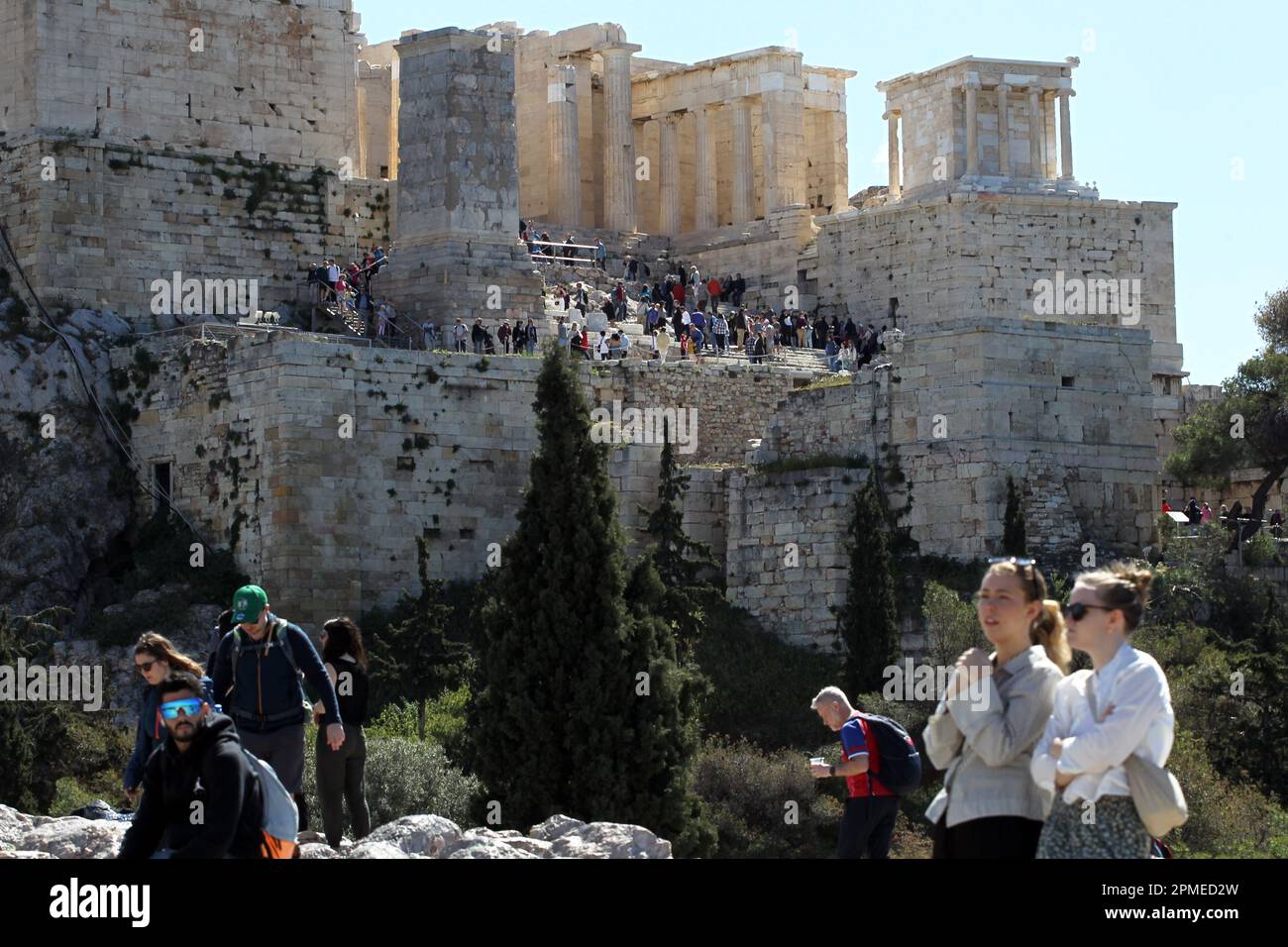 Crowd of tourists in Acropolis hill Stock Photo - Alamy