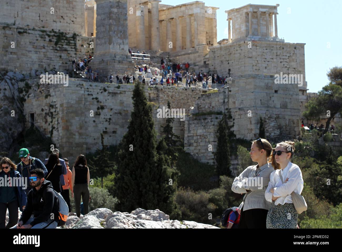 Crowd of tourists in Acropolis hill Stock Photo - Alamy