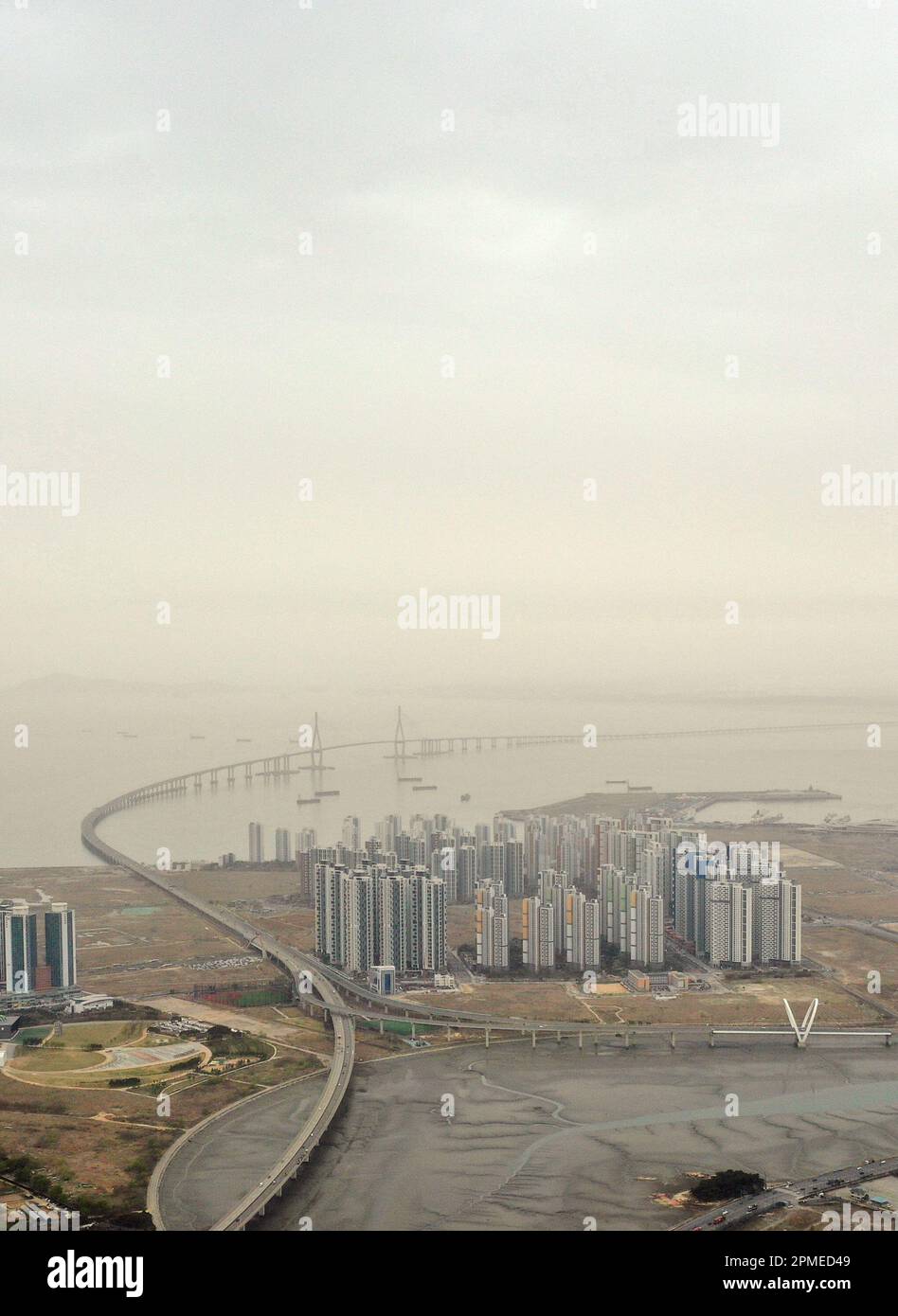 13th Apr, 2023. S. Korea hit by powerful yellow dust storm This photo ...