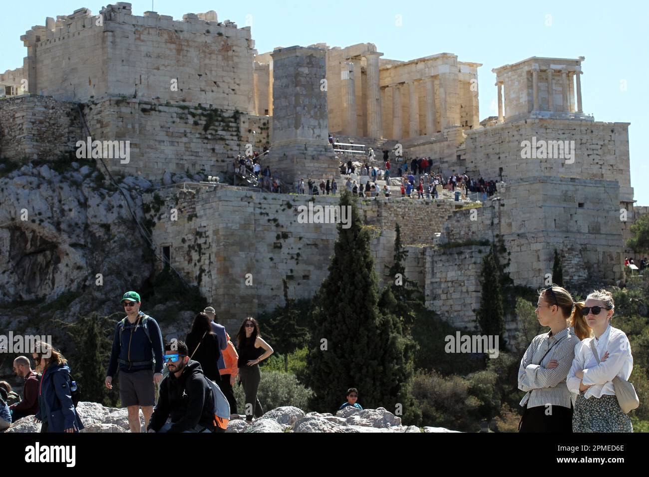 Crowd of tourists in Acropolis hill Stock Photo - Alamy