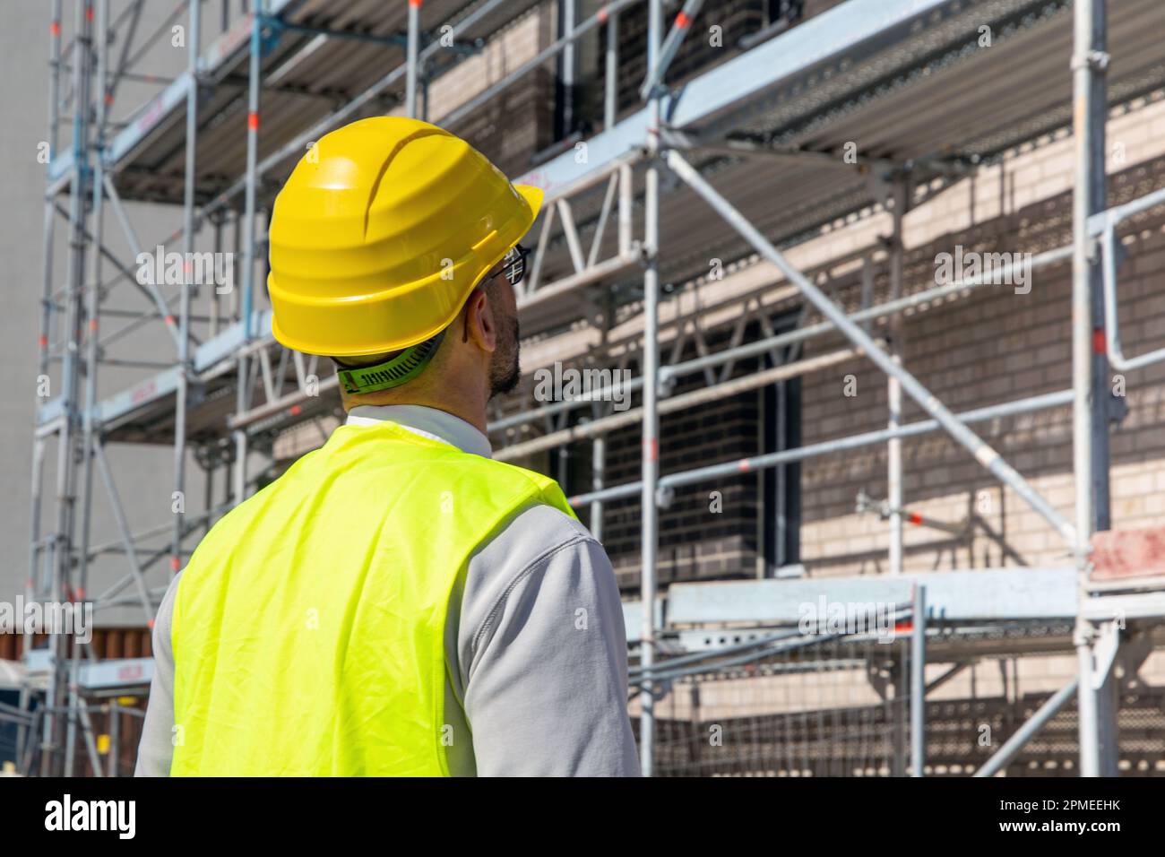 Symbol image: Architect in front of an apartment building under ...
