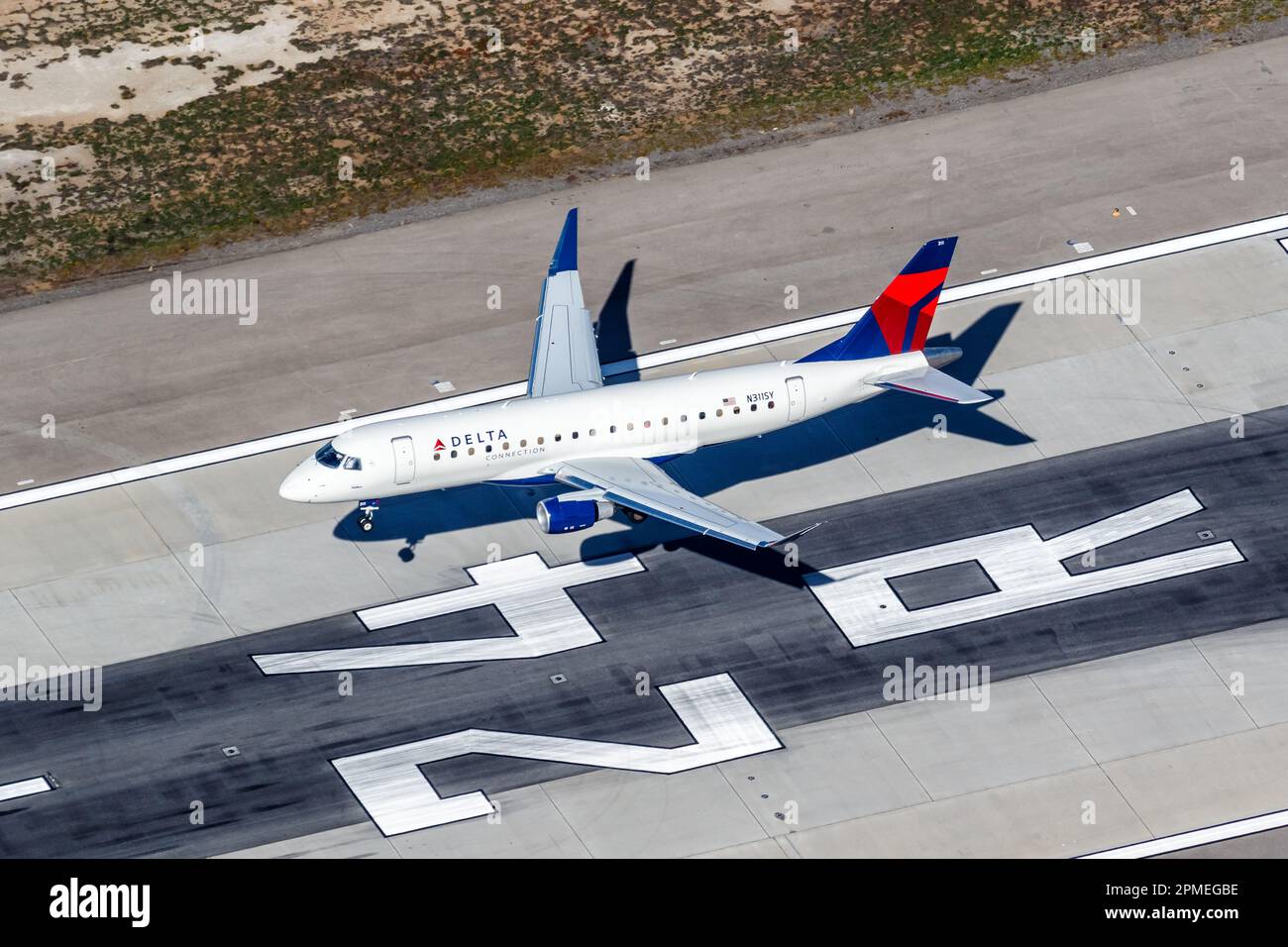 Embraer175 hi-res stock photography and images - Alamy