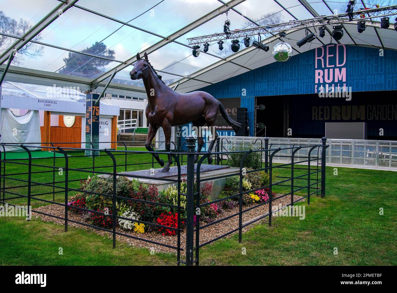The statue of red rum at aintree racecourse hi-res stock photography ...