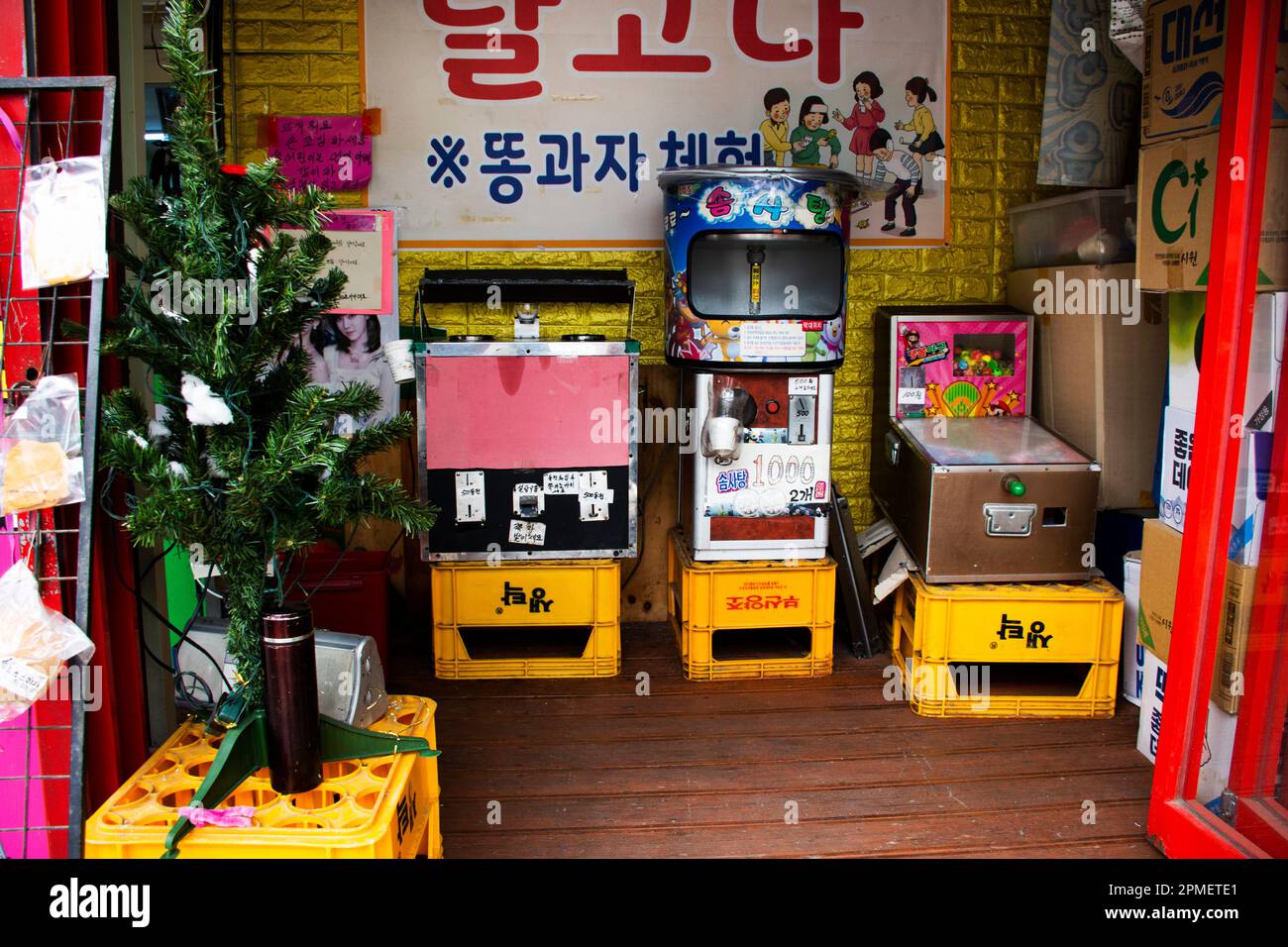 Egg machine arcade hi-res stock photography and images - Alamy