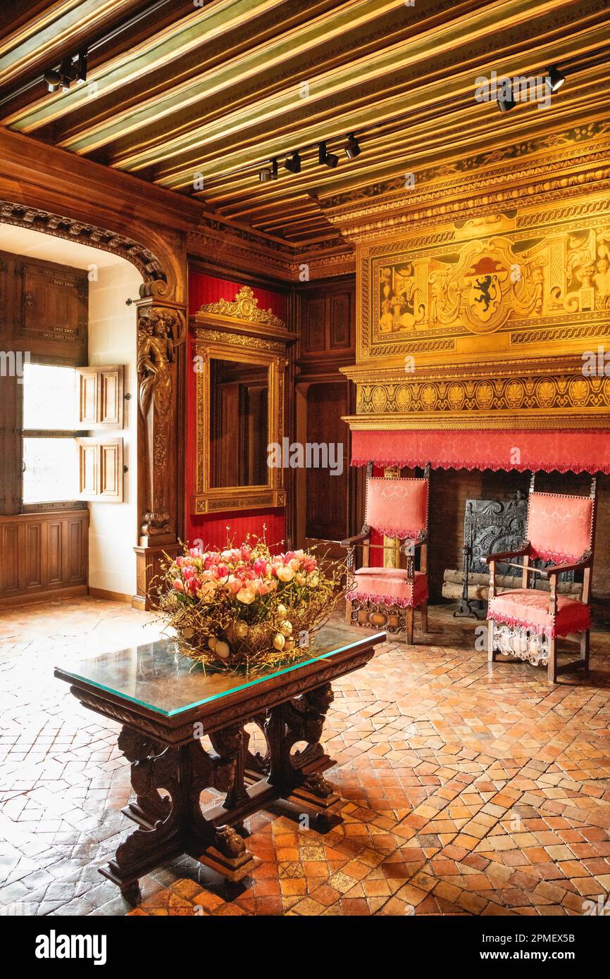 French chateau window hi-res stock photography and images - Alamy