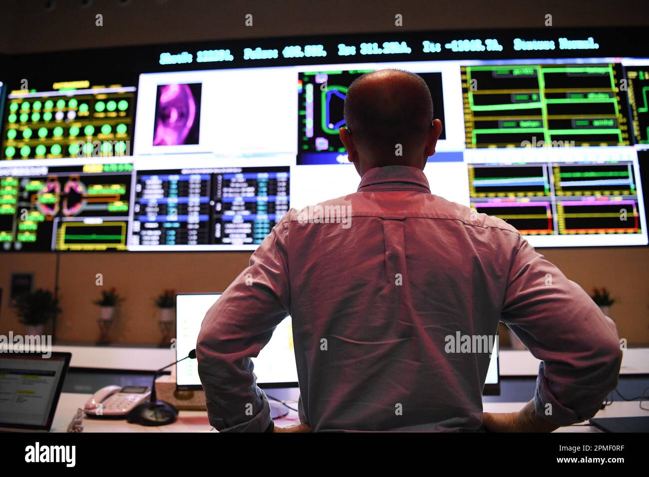 (230413) -- HEFEI, April 13, 2023 (Xinhua) -- Gong Xianzu, a researcher ...