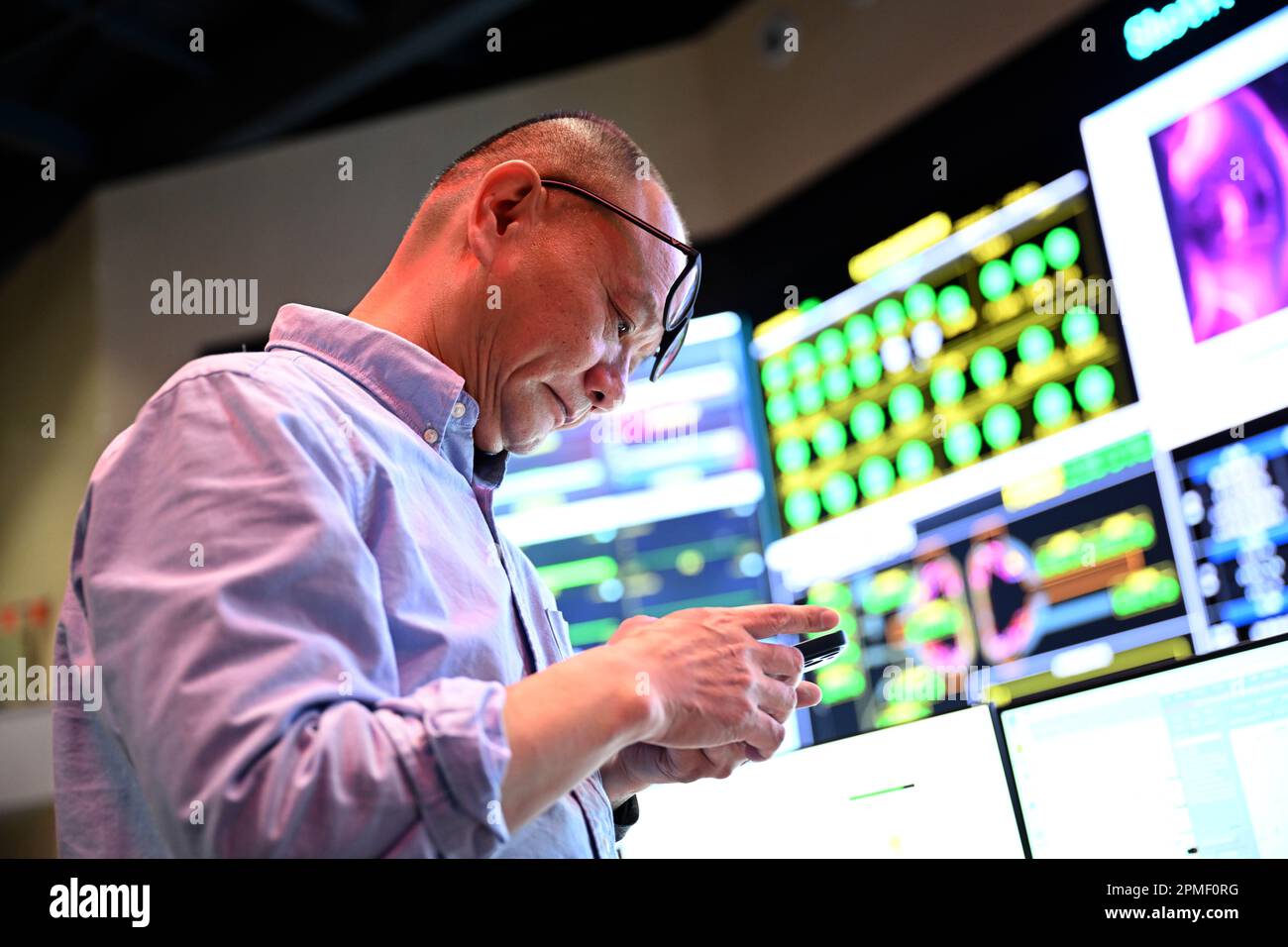 (230413) -- HEFEI, April 13, 2023 (Xinhua) -- Gong Xianzu, a researcher ...