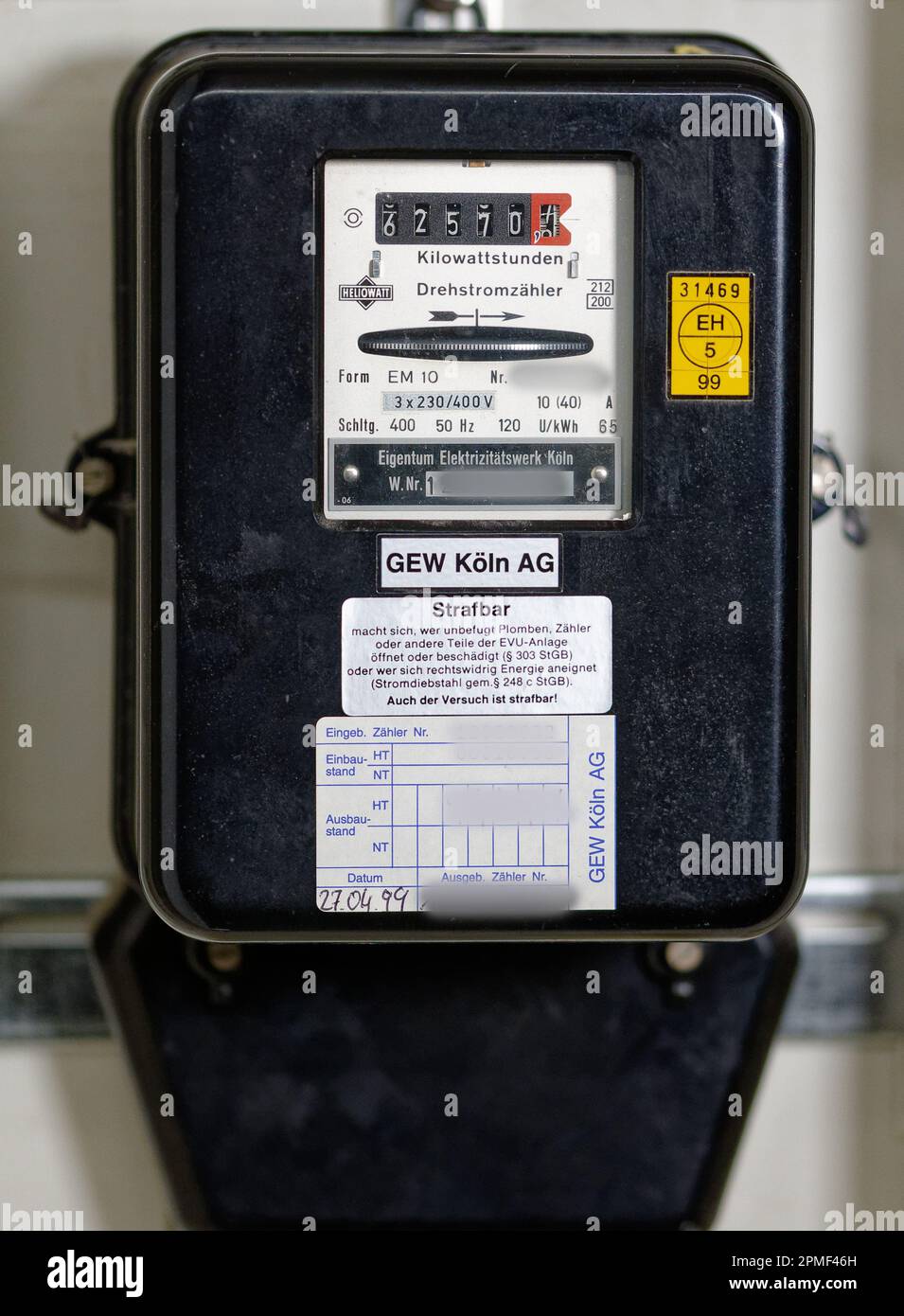12 April 2023, North Rhine-Westphalia, Cologne: An electricity meter ...