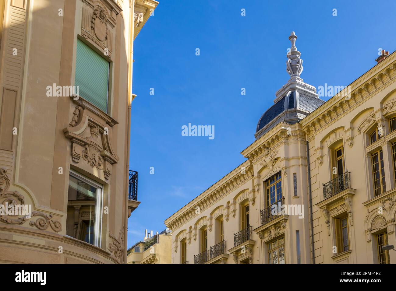 Facade of Belle Epoque residential building, Gambetta quarter, Nice ...