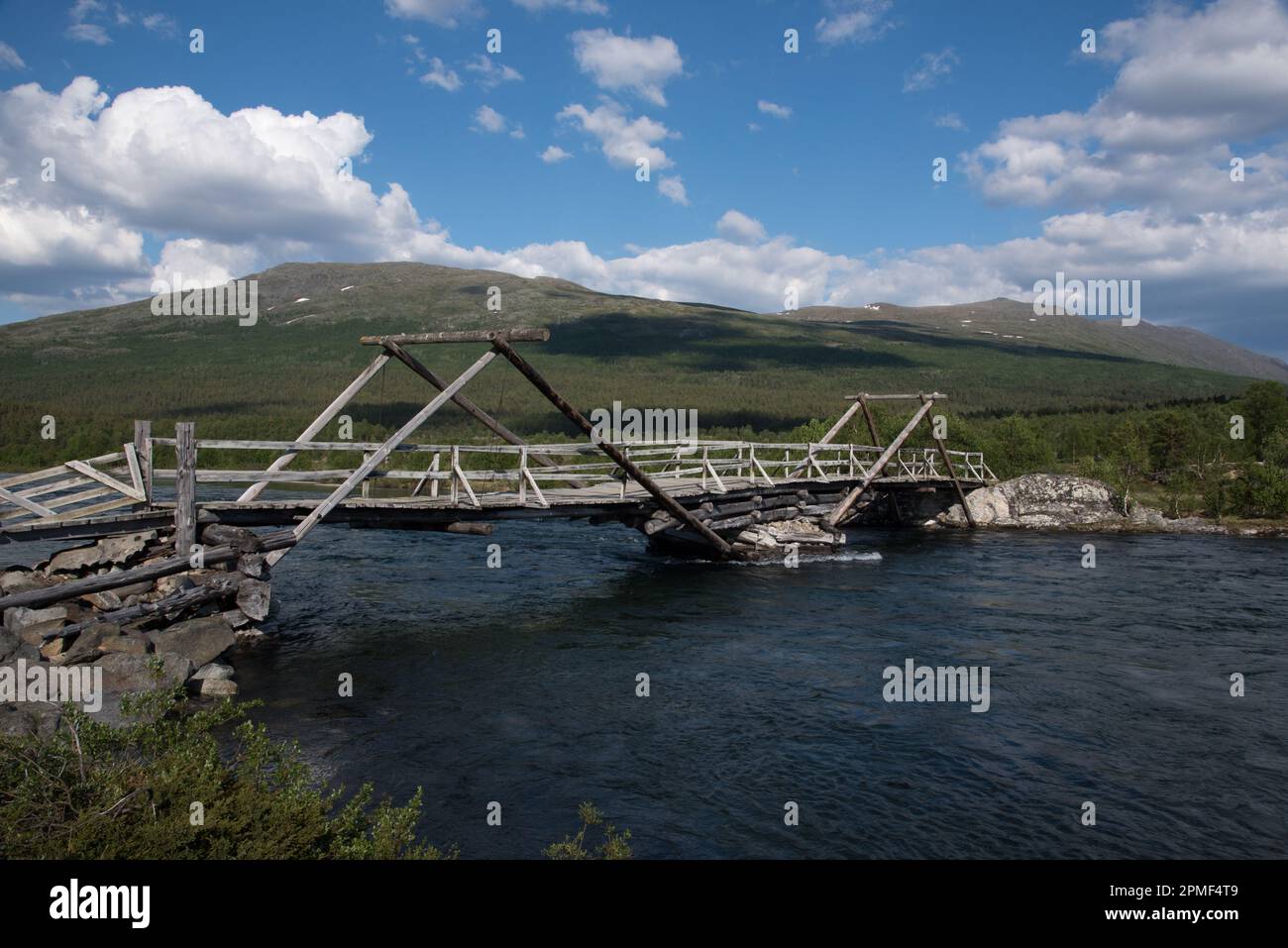 Hulderstigen is an easy trail crossing Sjoa river towards Stuttgonglia ...