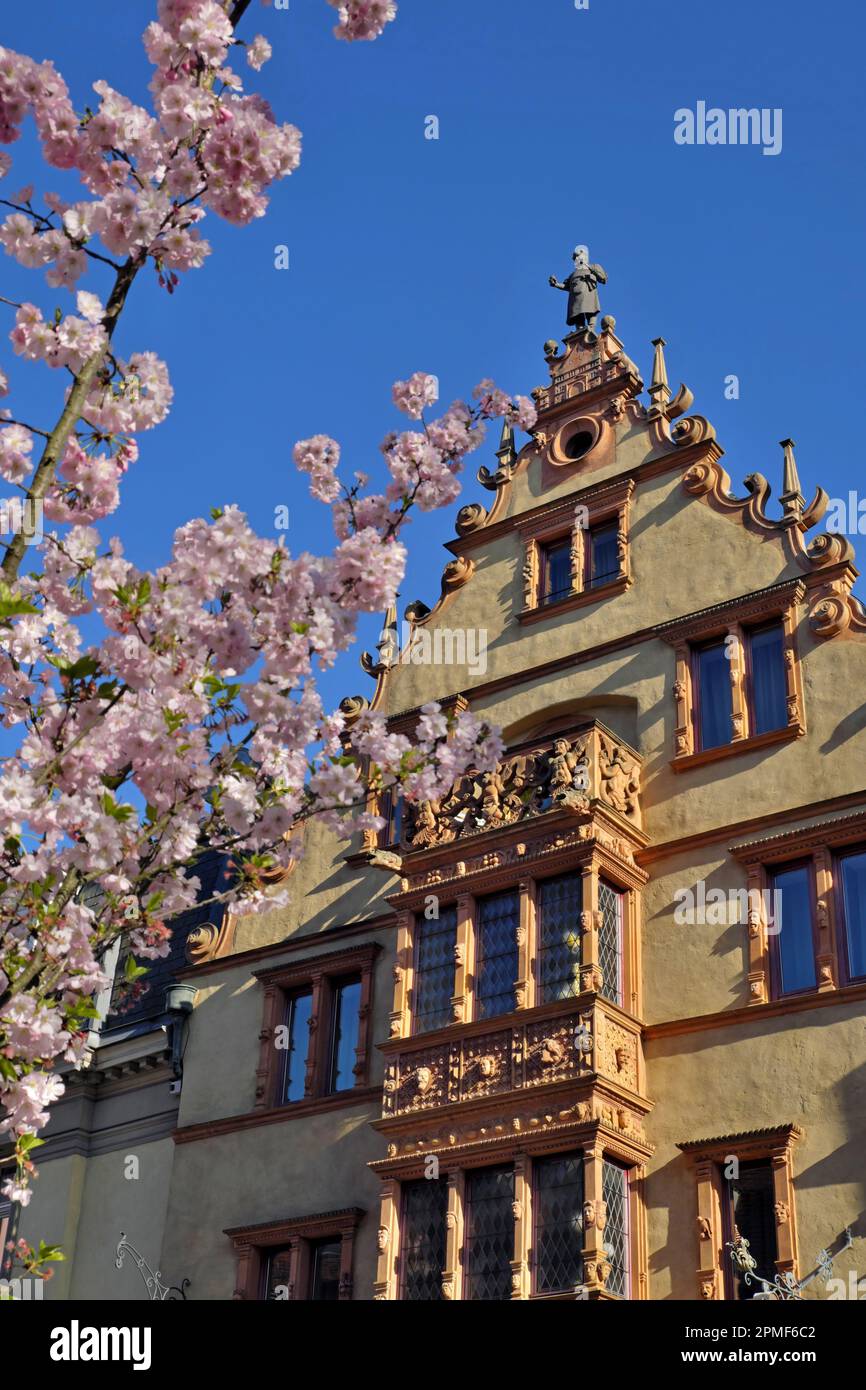 17th century bow window hi-res stock photography and images - Alamy