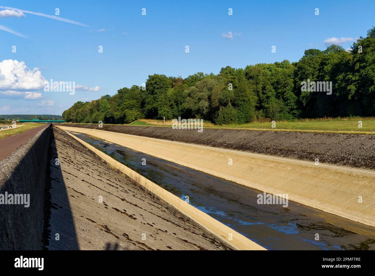 River draining into lake hi-res stock photography and images - Alamy