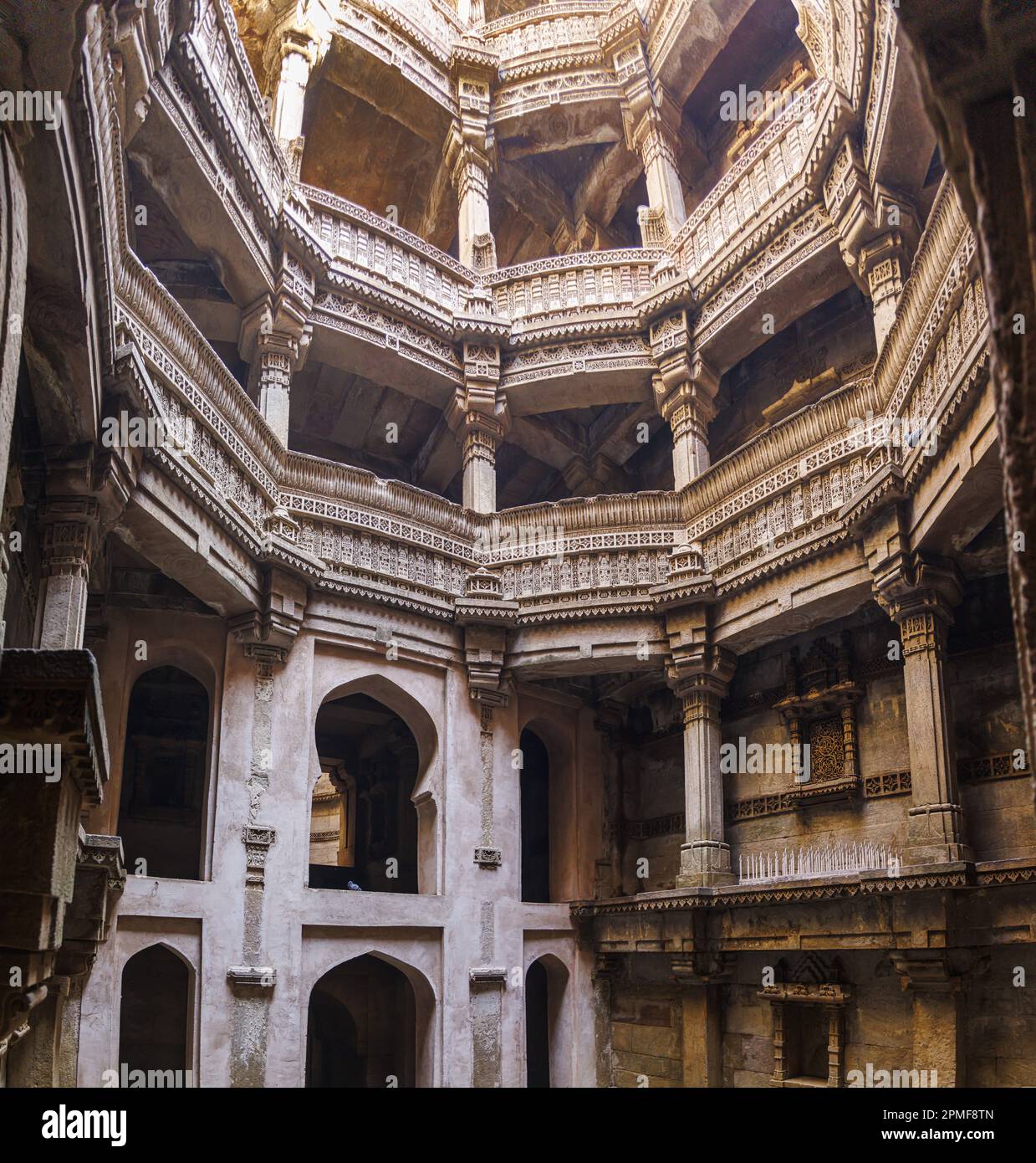 Adalaj stepwell architecture hi-res stock photography and images - Alamy