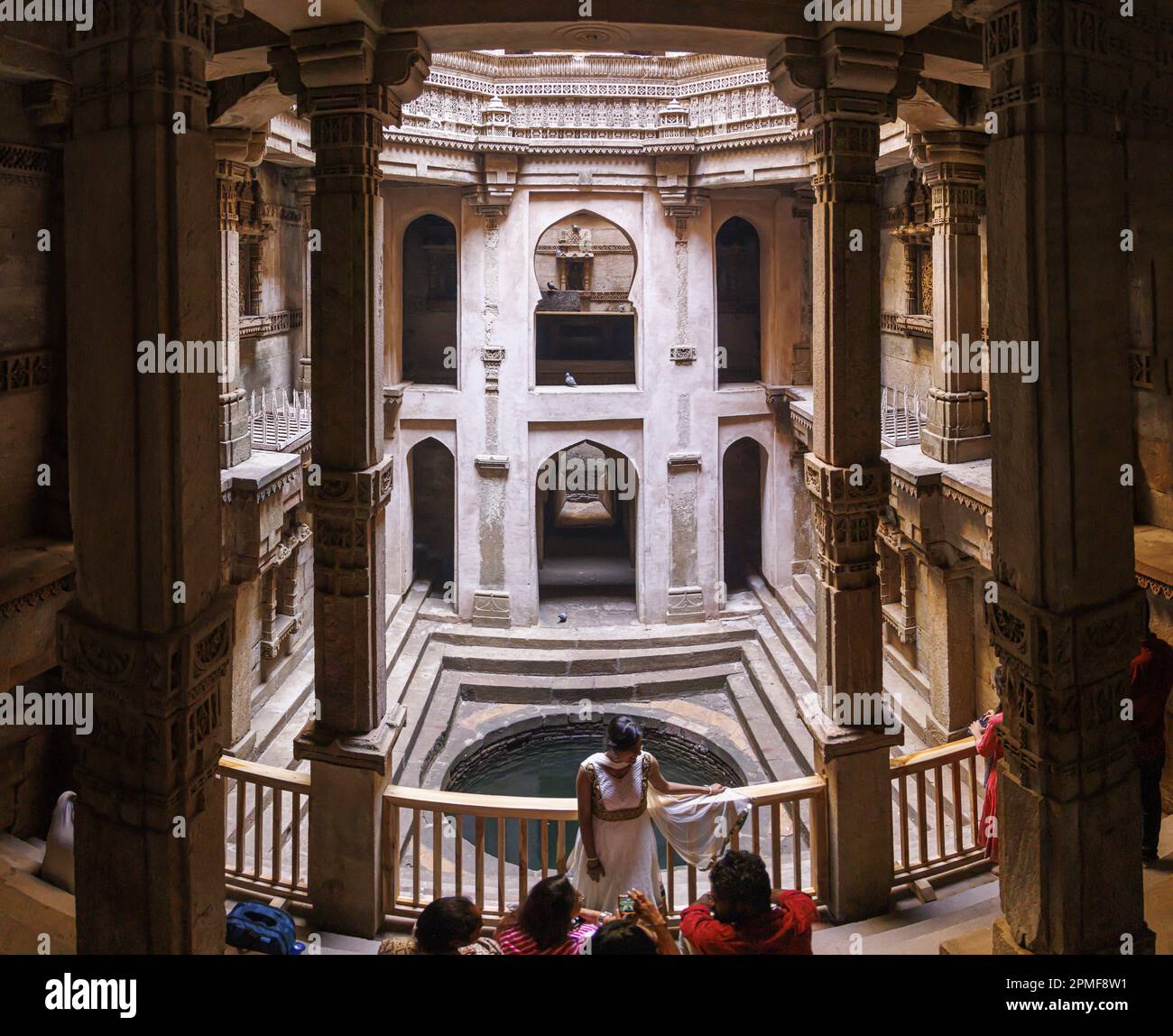 Adalaj stepwell architecture hi-res stock photography and images - Alamy