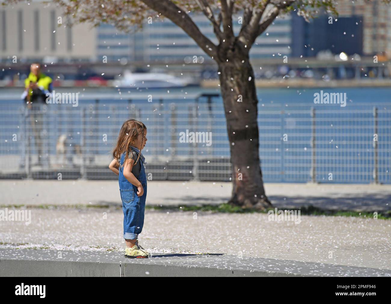 (230413) -- NEW YORK, April 13, 2023 (Xinhua) -- A girl stands amid ...