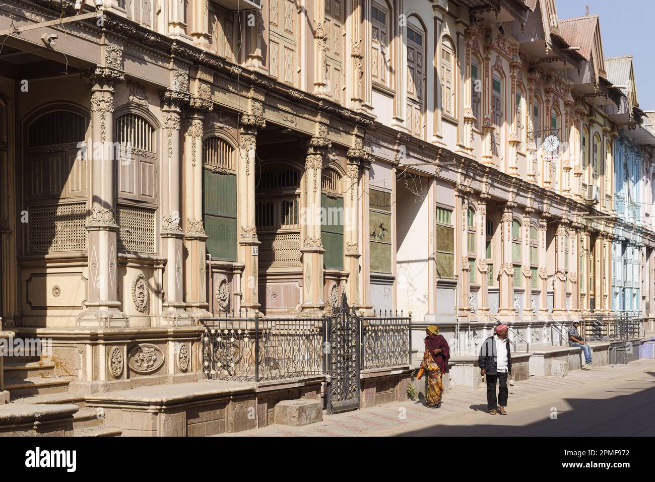 India, Gujarat, Sidhpur, Bohra Vad, couple in a street of muslim Bohra ...