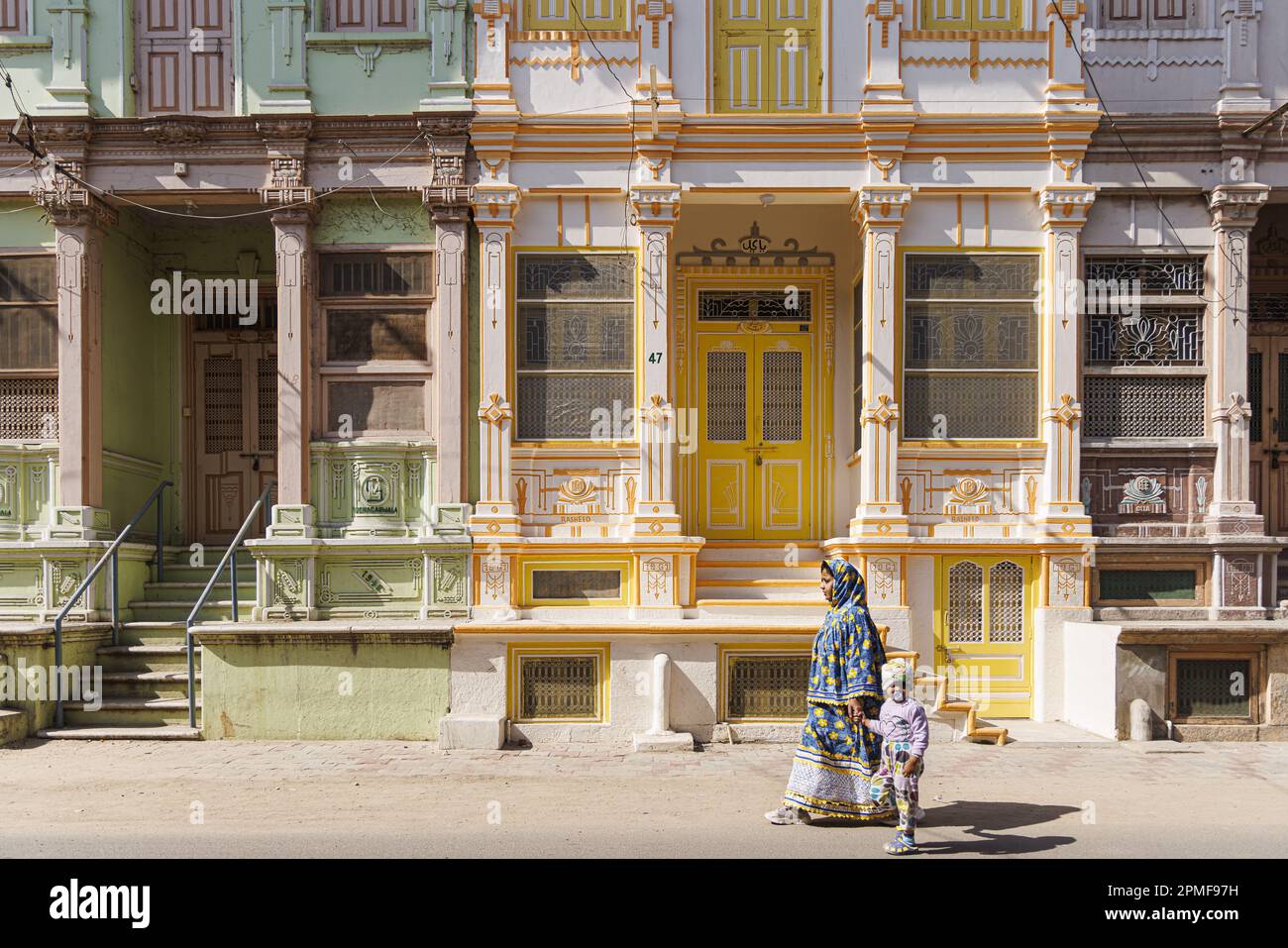 India, Gujarat, Sidhpur, Bohra Vad, Bohra woman in a street of muslim ...
