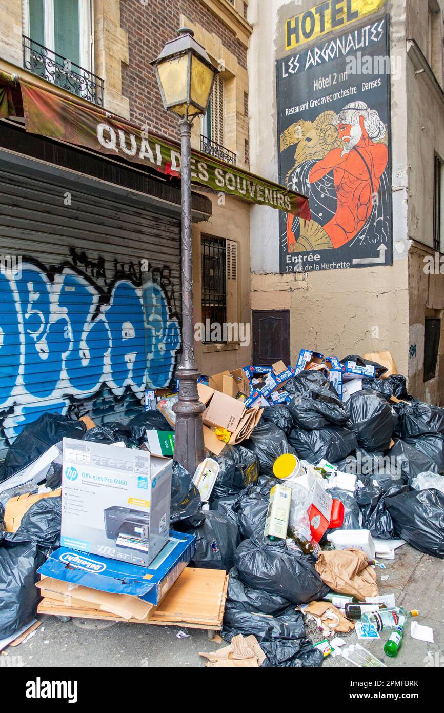 Paris garbage hi-res stock photography and images - Alamy