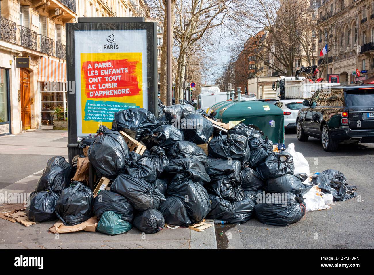 Paris garbage hi-res stock photography and images - Alamy