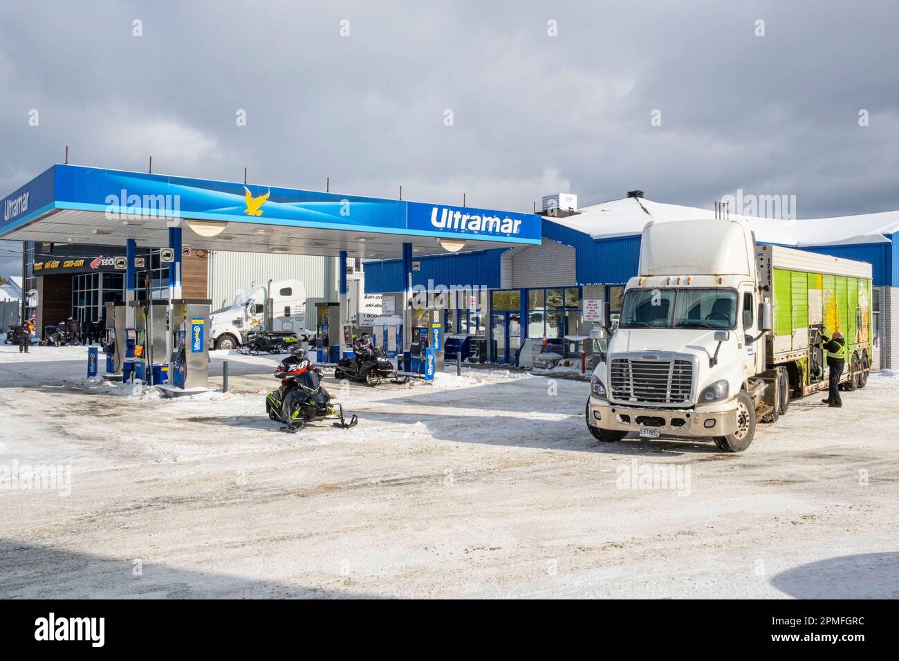 Gas station quebec hi-res stock photography and images - Alamy